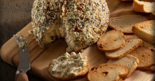 Everything-Bagel-Cheddar-Cheese-Ball-BG2-600x315w.jpg